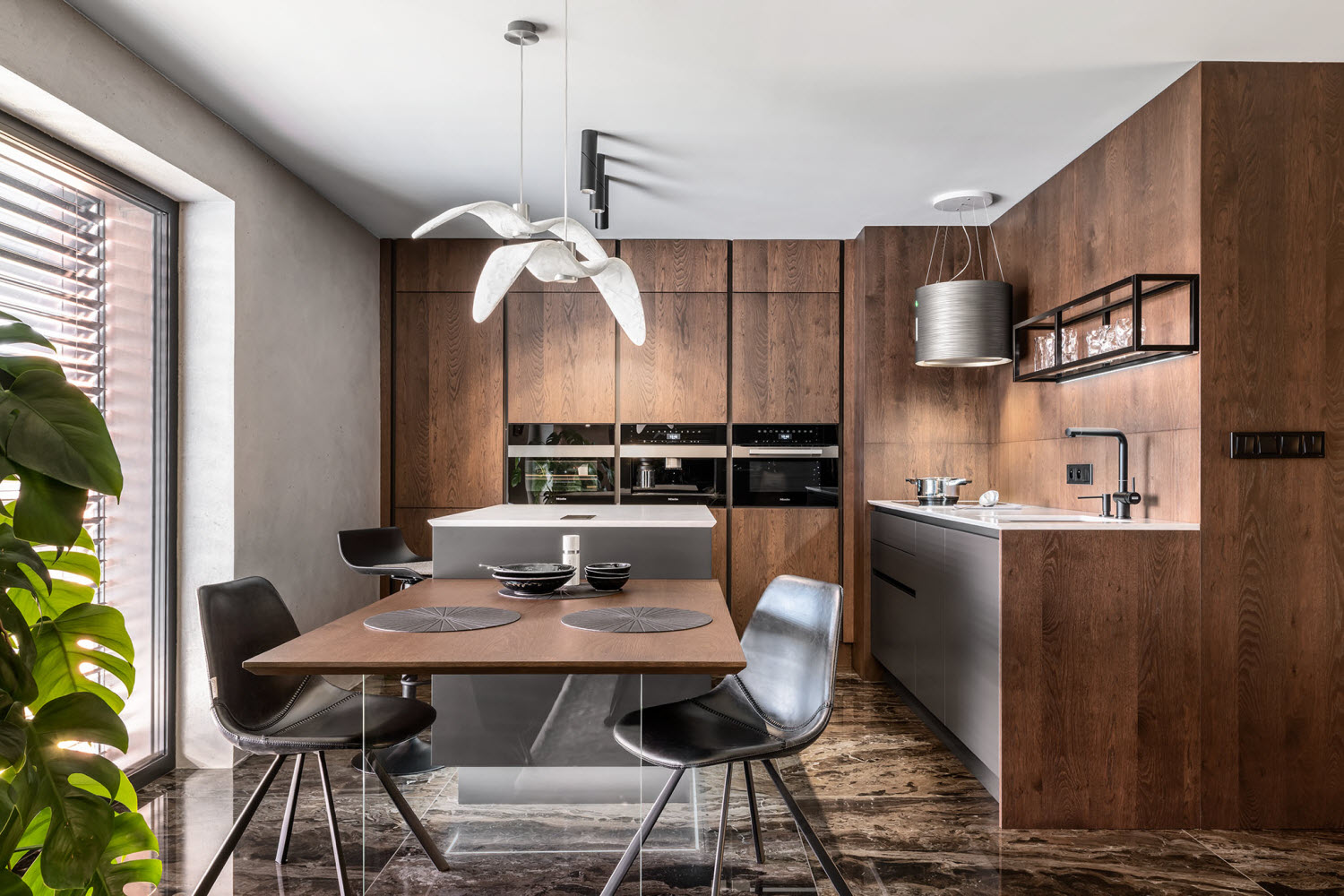 Interiér v tmavých odtieňoch dyhy - New Living Center - Bratislava ...